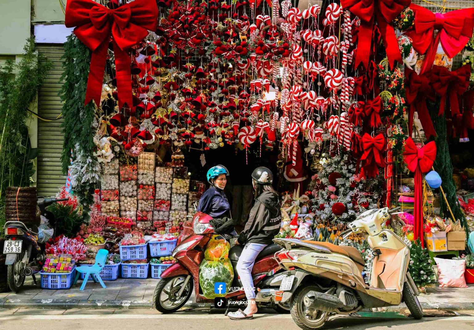 Phố Hàng Mã rực rỡ sắc màu Giáng sinh